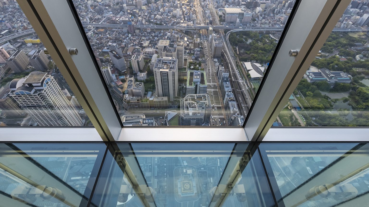Get a panoramic view of Osaka from 300 meters above ground! Abeno Harukas "Harukas 300 ...